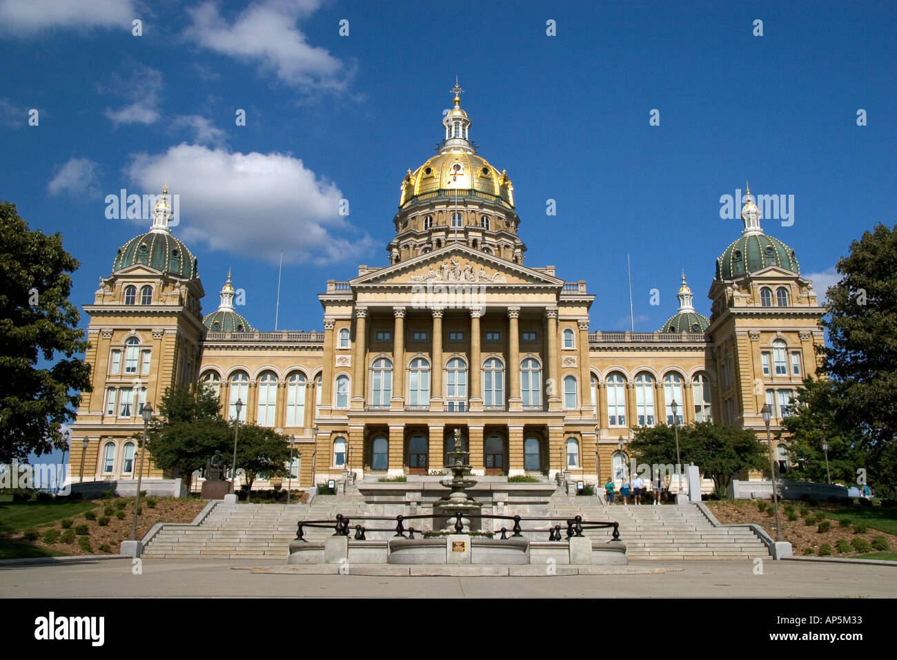 Capitol building with gold dome in Des Moines Iowa Stock Photo - Alamy