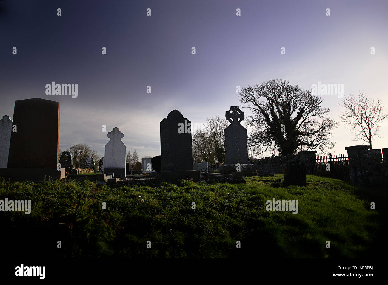 Scary graveyard hi-res stock photography and images - Alamy