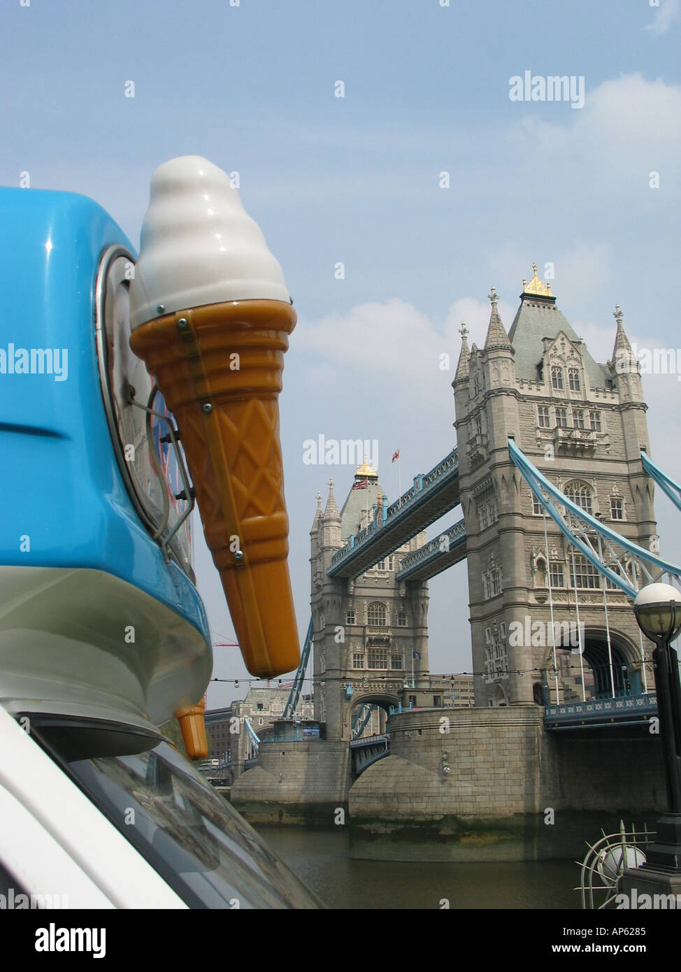 Tower Bridge Ice Cream Van Stock Photo - Alamy