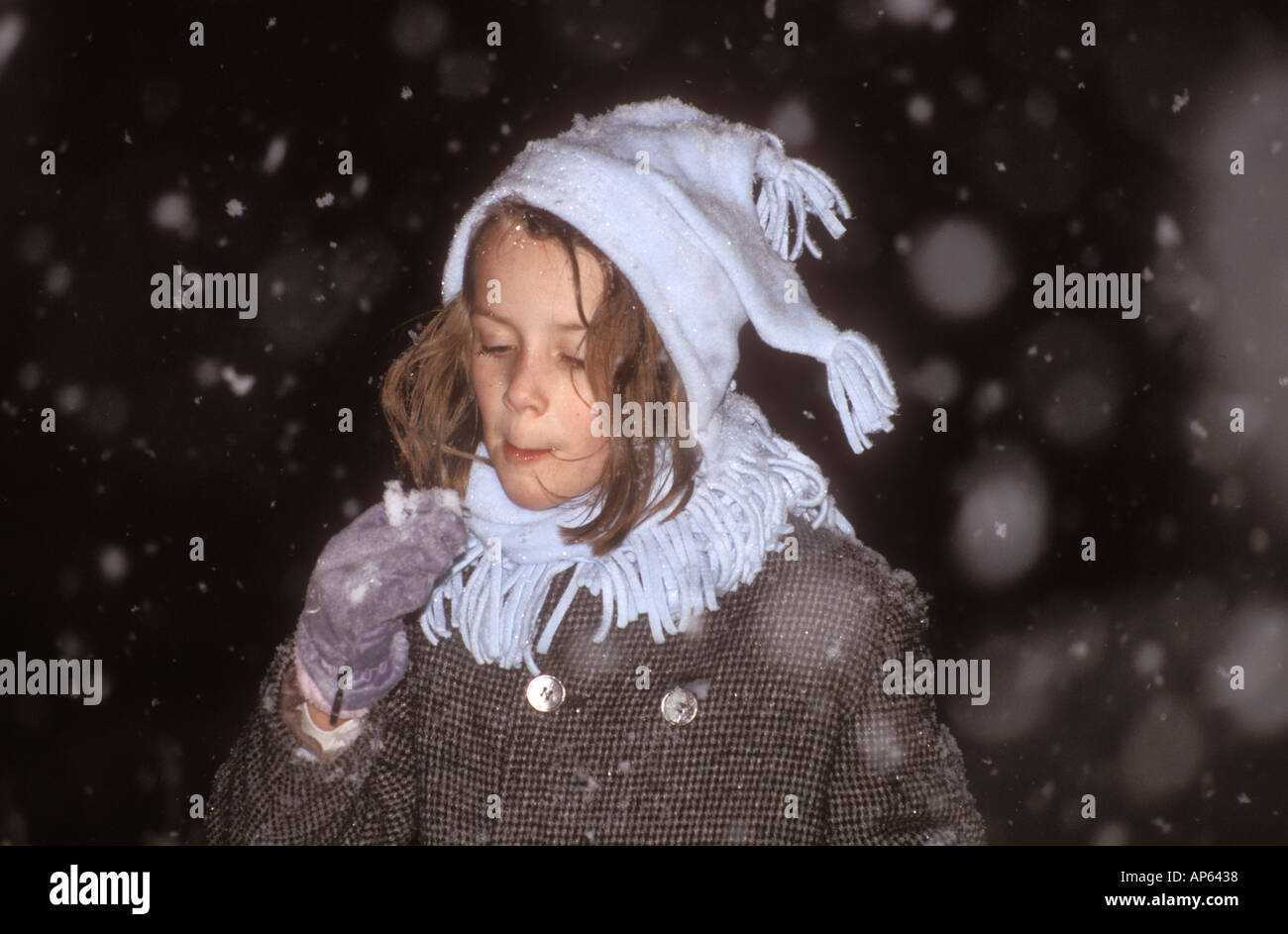 child outside in the falling snow Stock Photo - Alamy
