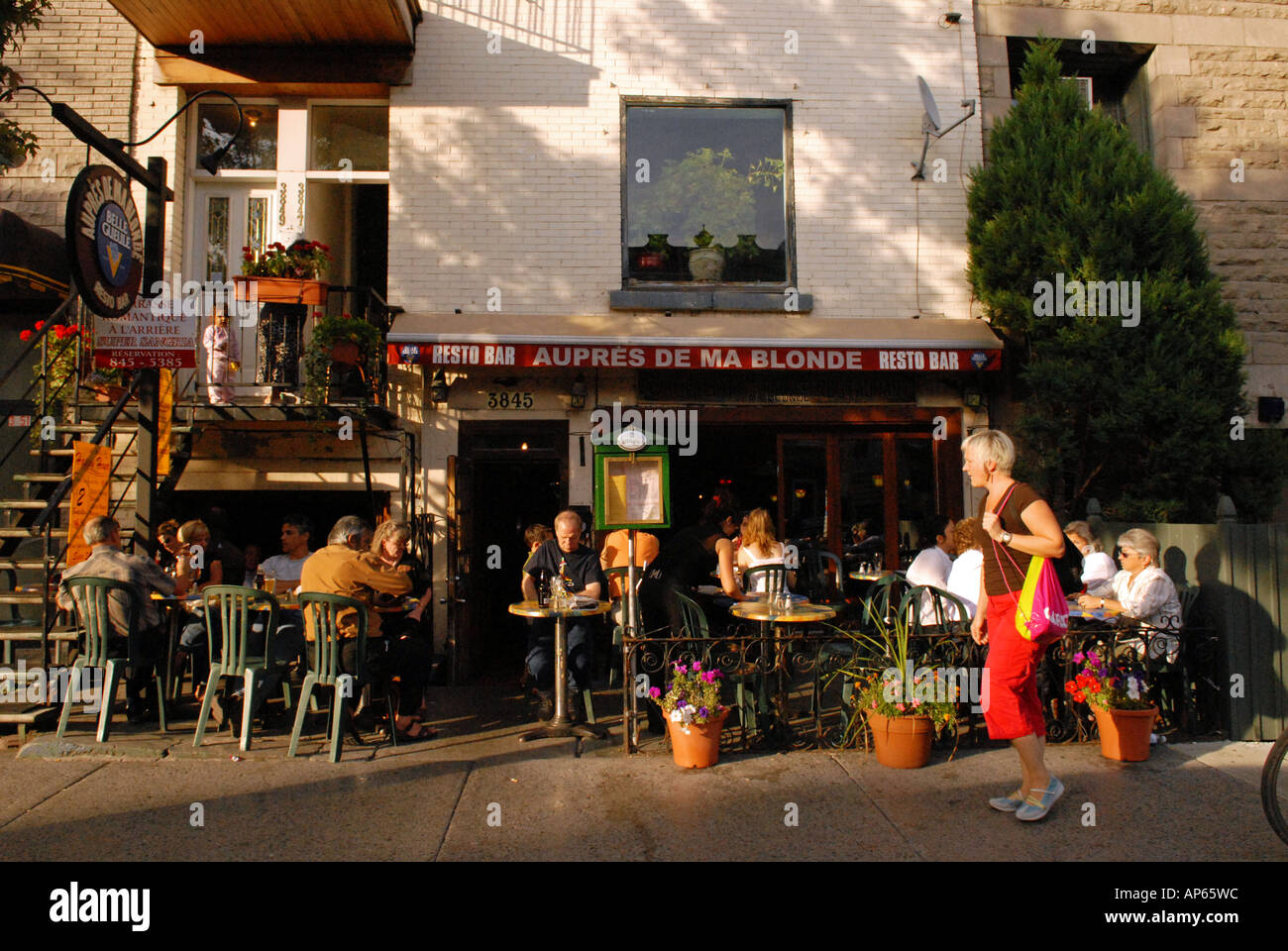 People sitting street cafe montreal hi-res stock photography and images ...