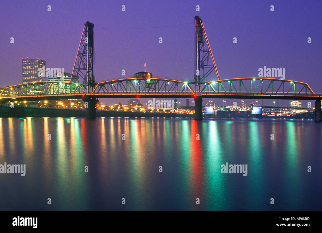 USA, Oregon, Portland, Nighttime view of the Hawthorne Bridge spanning ...