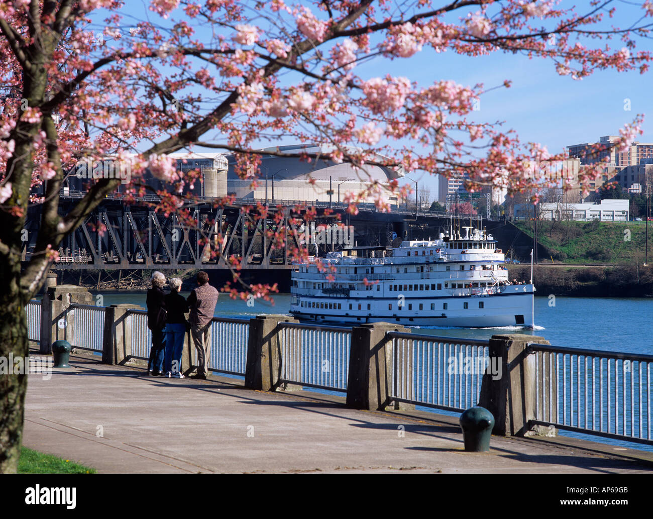 Portland oregon water front park hi-res stock photography and images ...