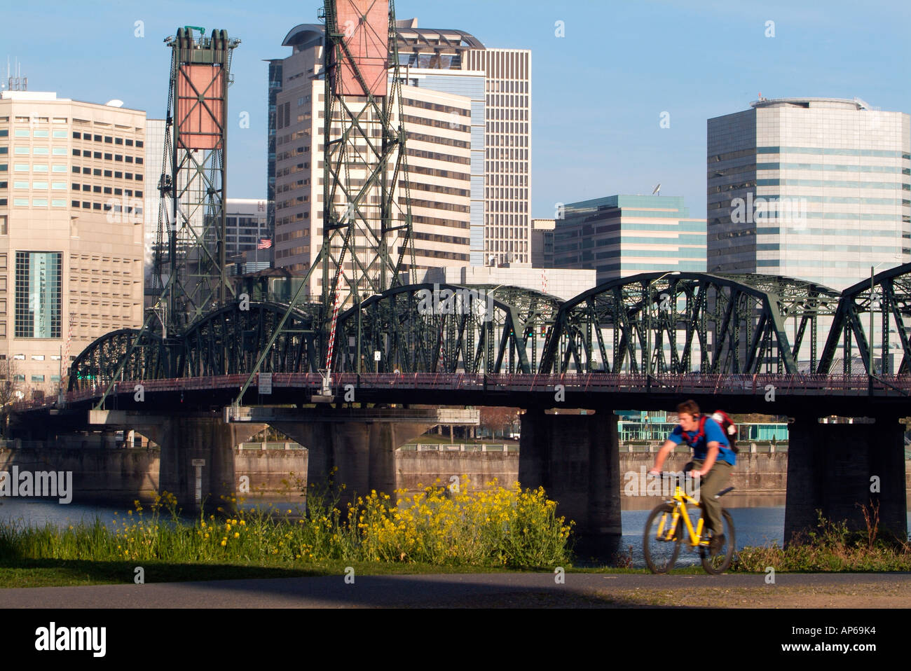 USA, Oregon, Portland, Biker along the Willamette river with downtown ...
