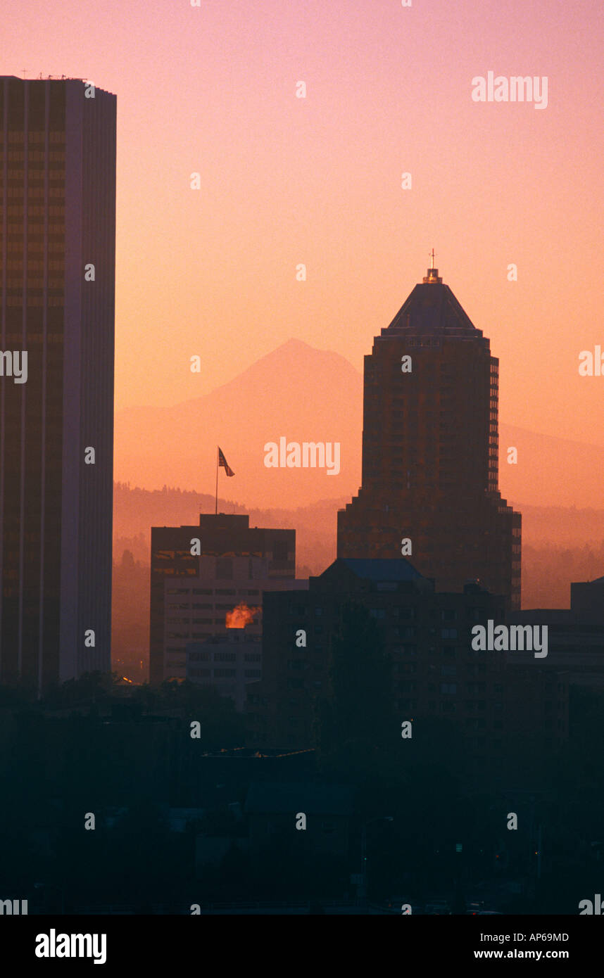 USA, Oregon, Portland, Sunset on the KOIN tower and the Wells Fargo ...