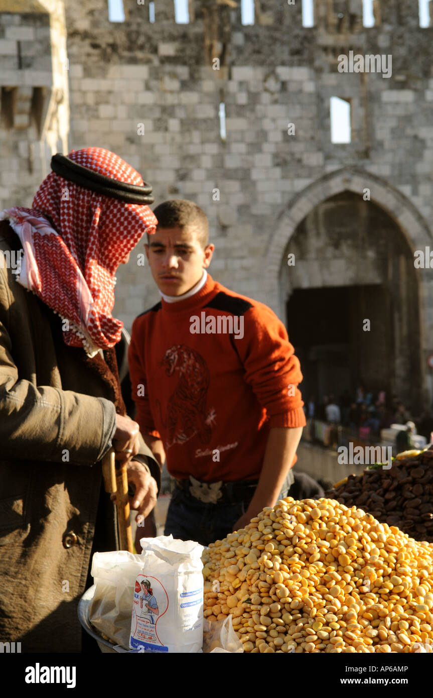 Arab man wearing traditional kafia hi-res stock photography and images ...