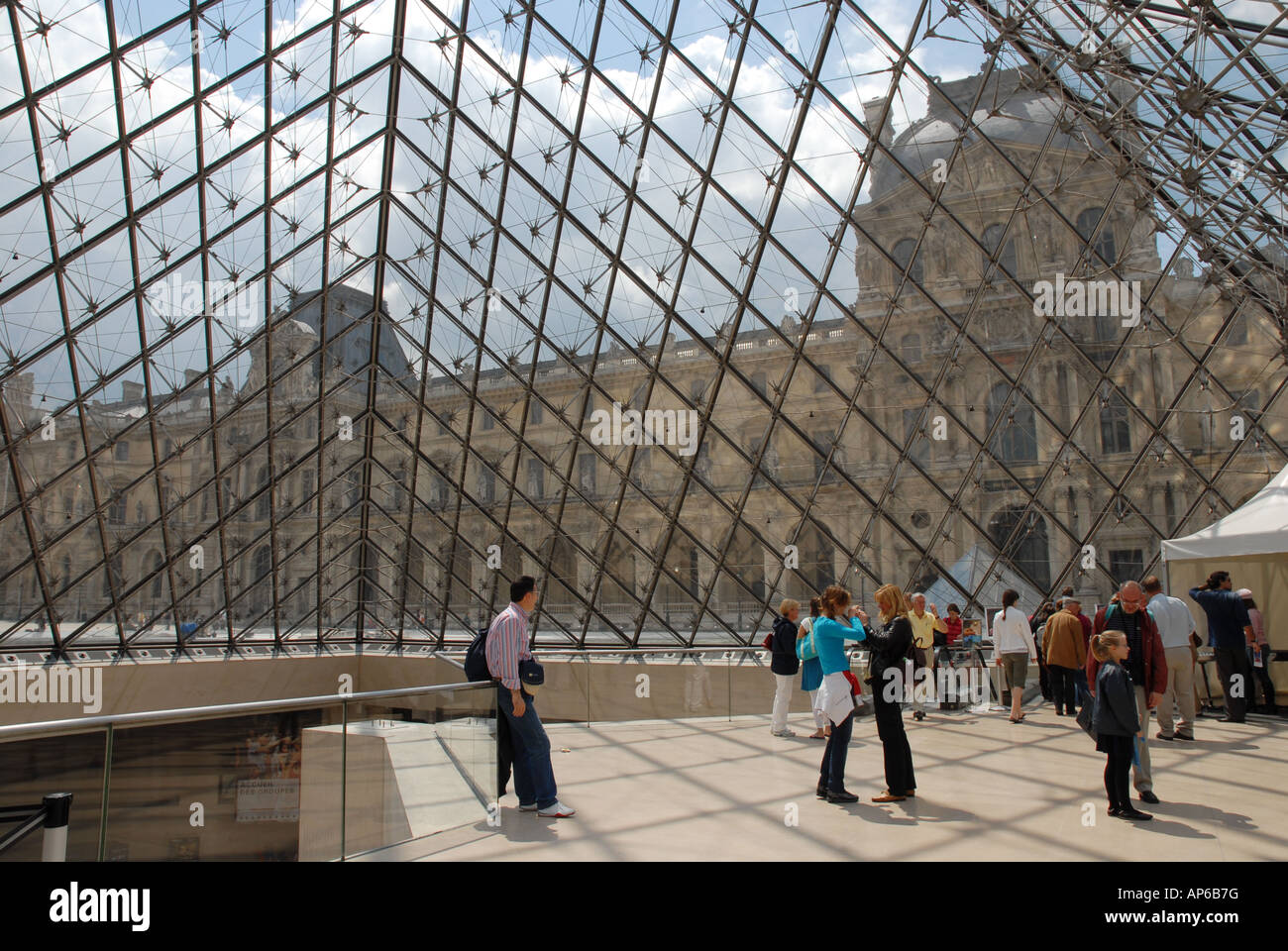 Detailed view of the Pyramid entrance to the Louvre (Musee du Louvre ...