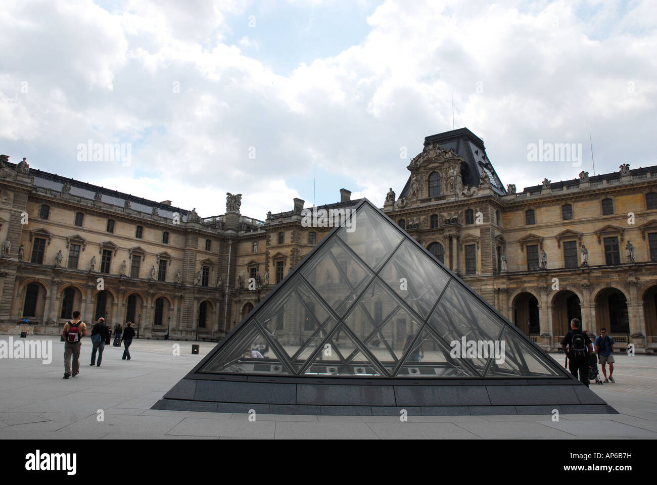 The pyramid entrance to the Louvre (Musee du Louvre) in Paris, France ...