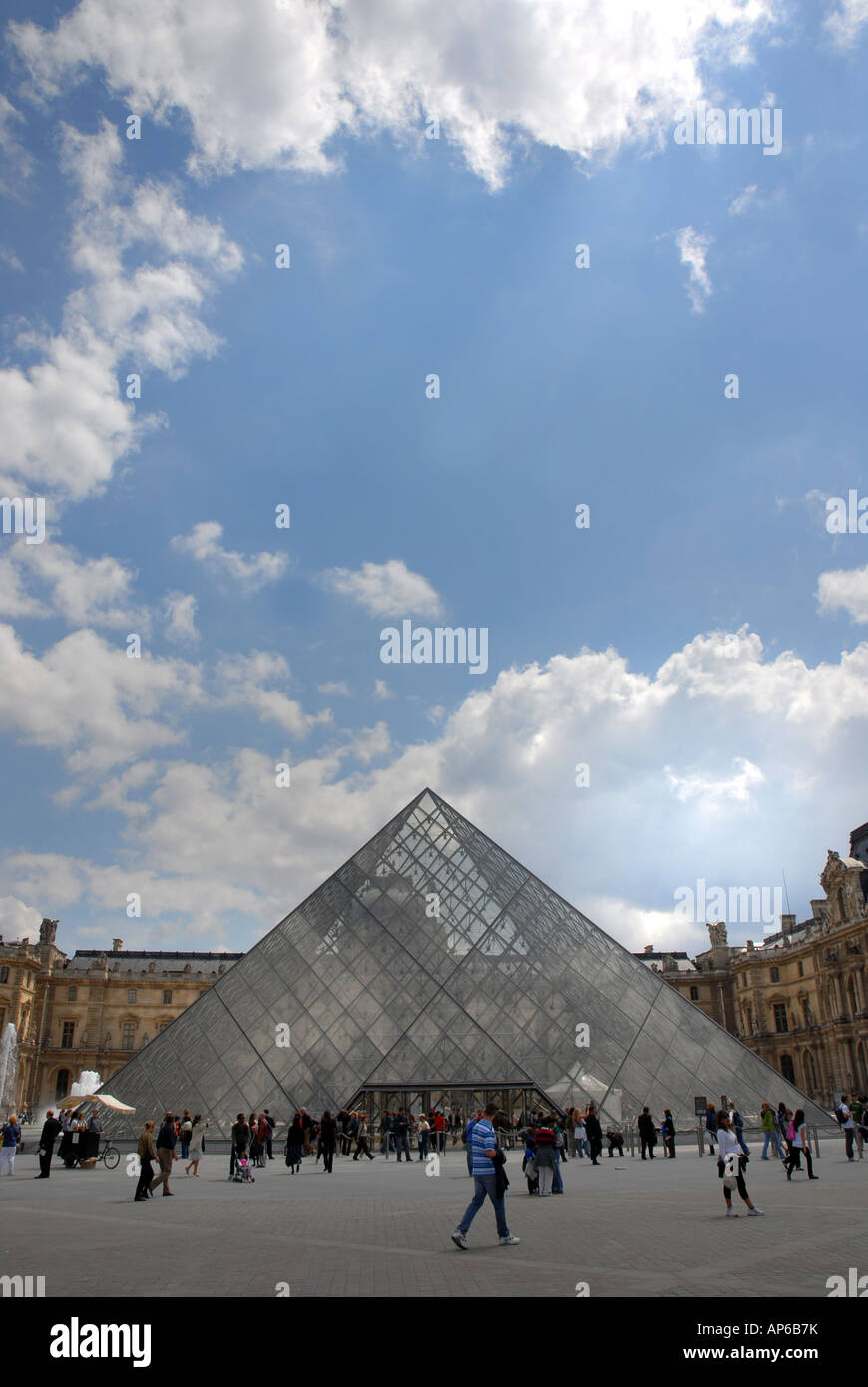 The pyramid entrance to the Louvre (Musee du Louvre) in Paris, France ...