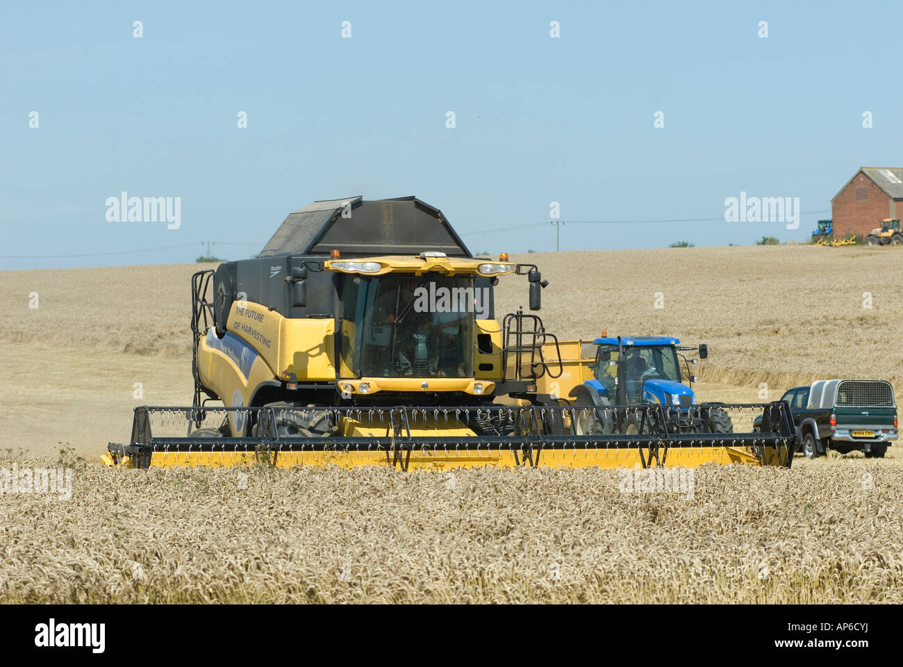 New Holland CR9070 Combine harvester England Stock Photo - Alamy