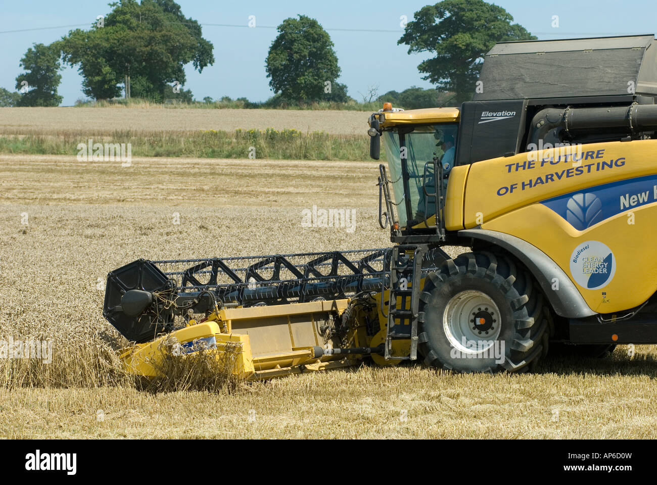 New Holland CR9070 Combine harvester England Stock Photo - Alamy
