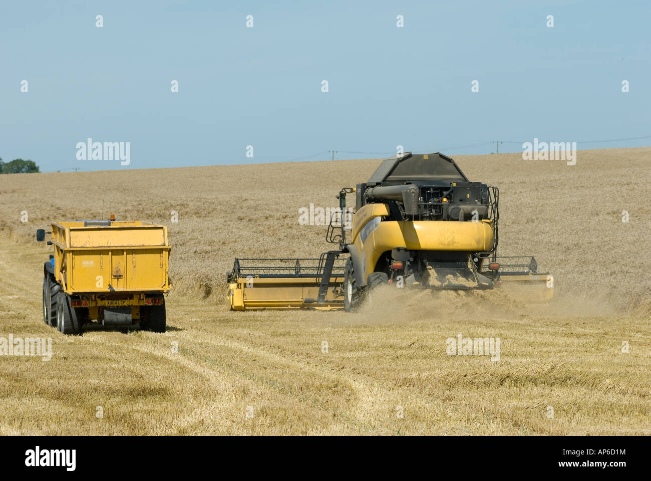 New Holland CR9070 Combine harvester England Stock Photo - Alamy
