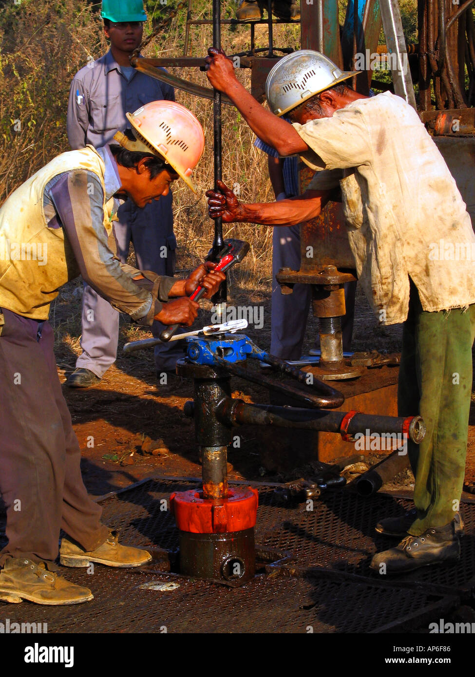 Workover rig hi-res stock photography and images - Alamy