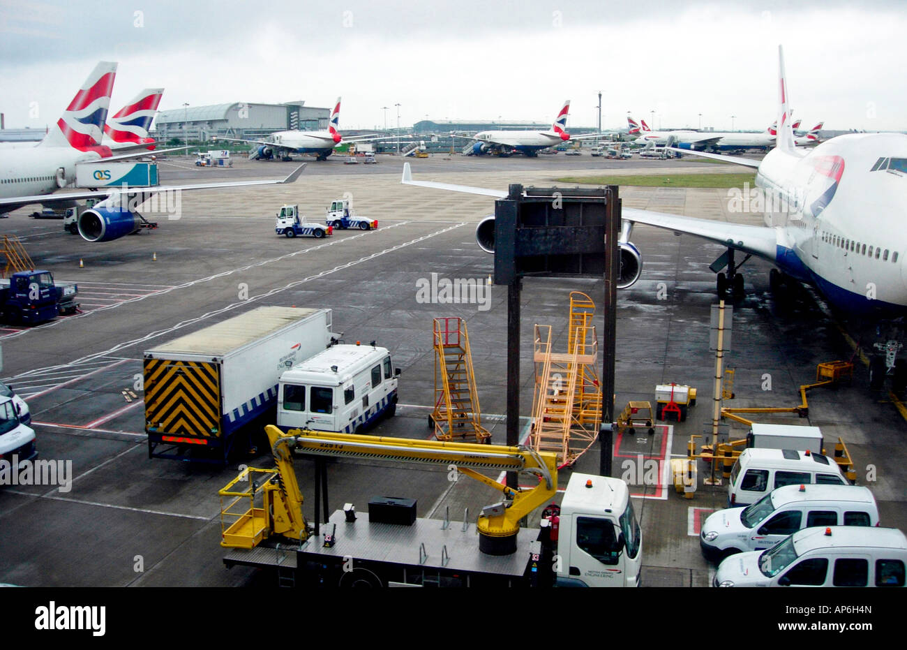Jumbo jet at London Heathrow Terminal 4 Stock Photo - Alamy