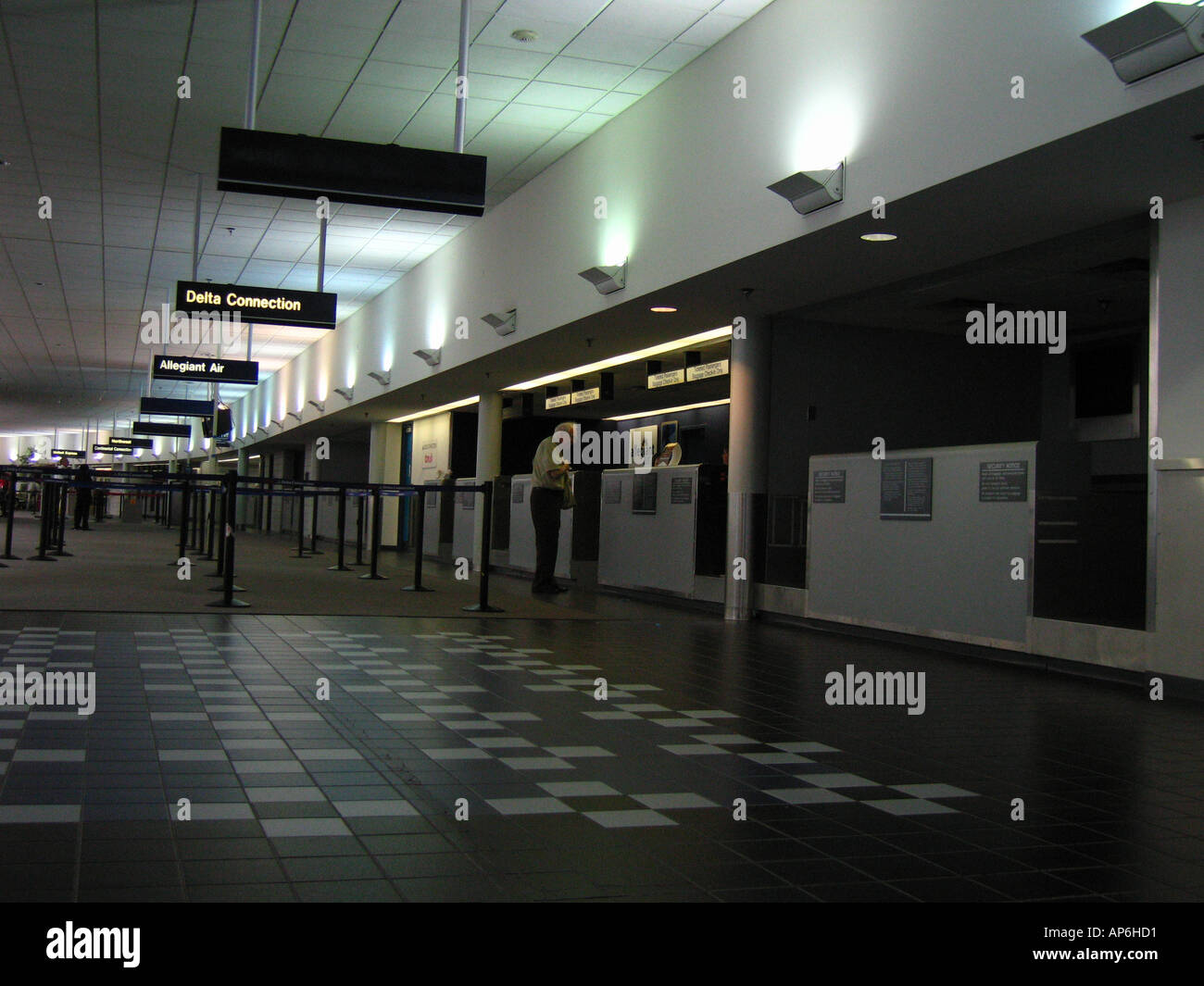 Airline counter delta hi-res stock photography and images - Alamy