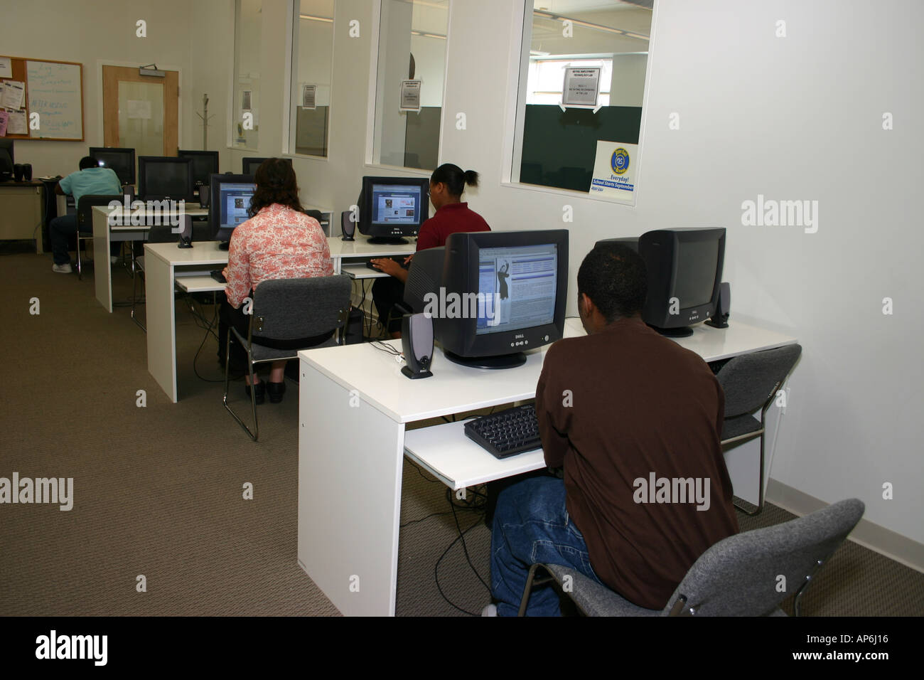 Computer lab teenagers hi-res stock photography and images - Alamy