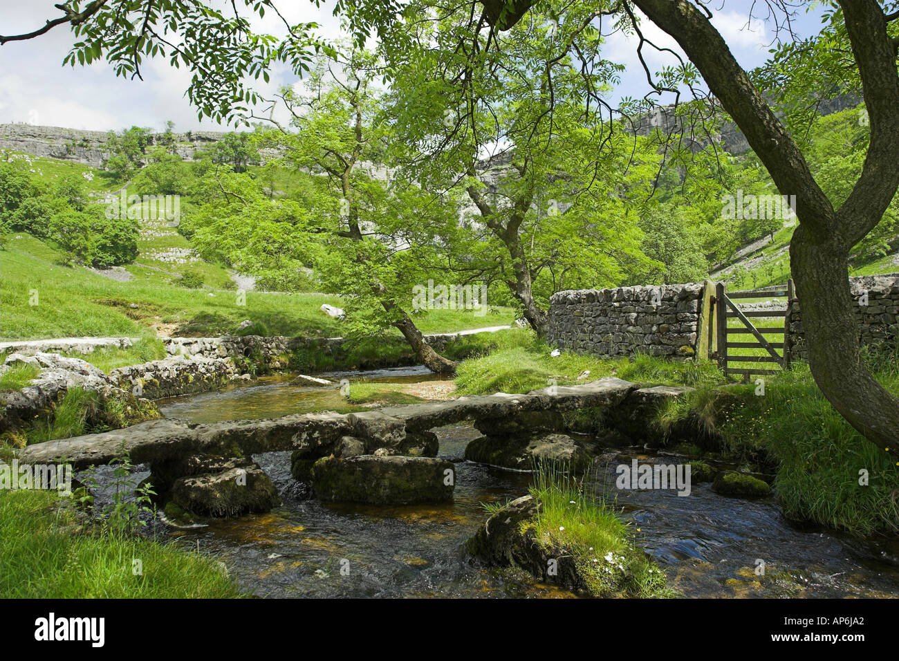 Clapper bridge malham hi-res stock photography and images - Alamy