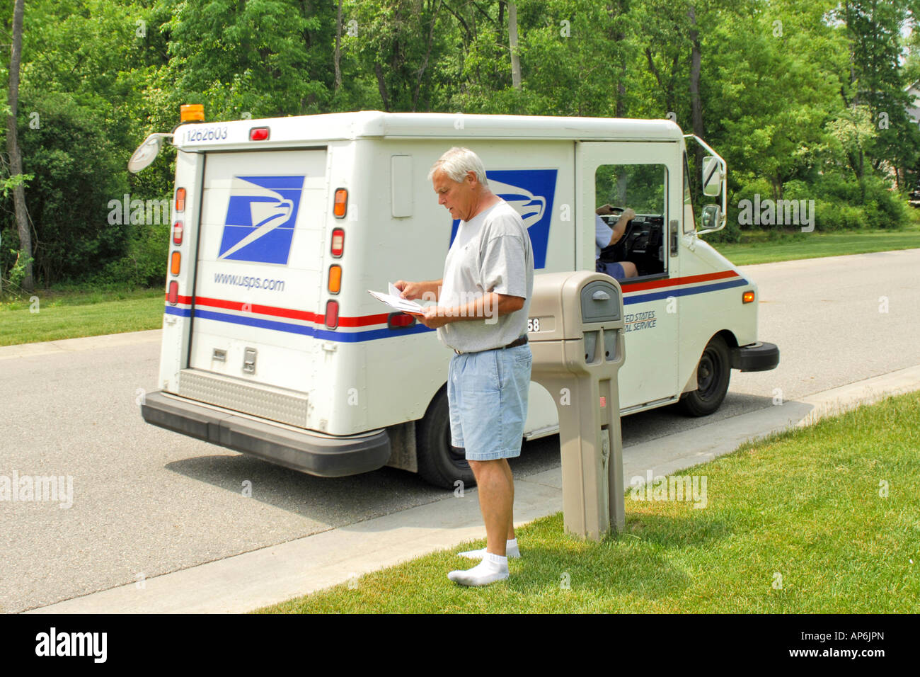 U s postal service worker hi-res stock photography and images - Alamy