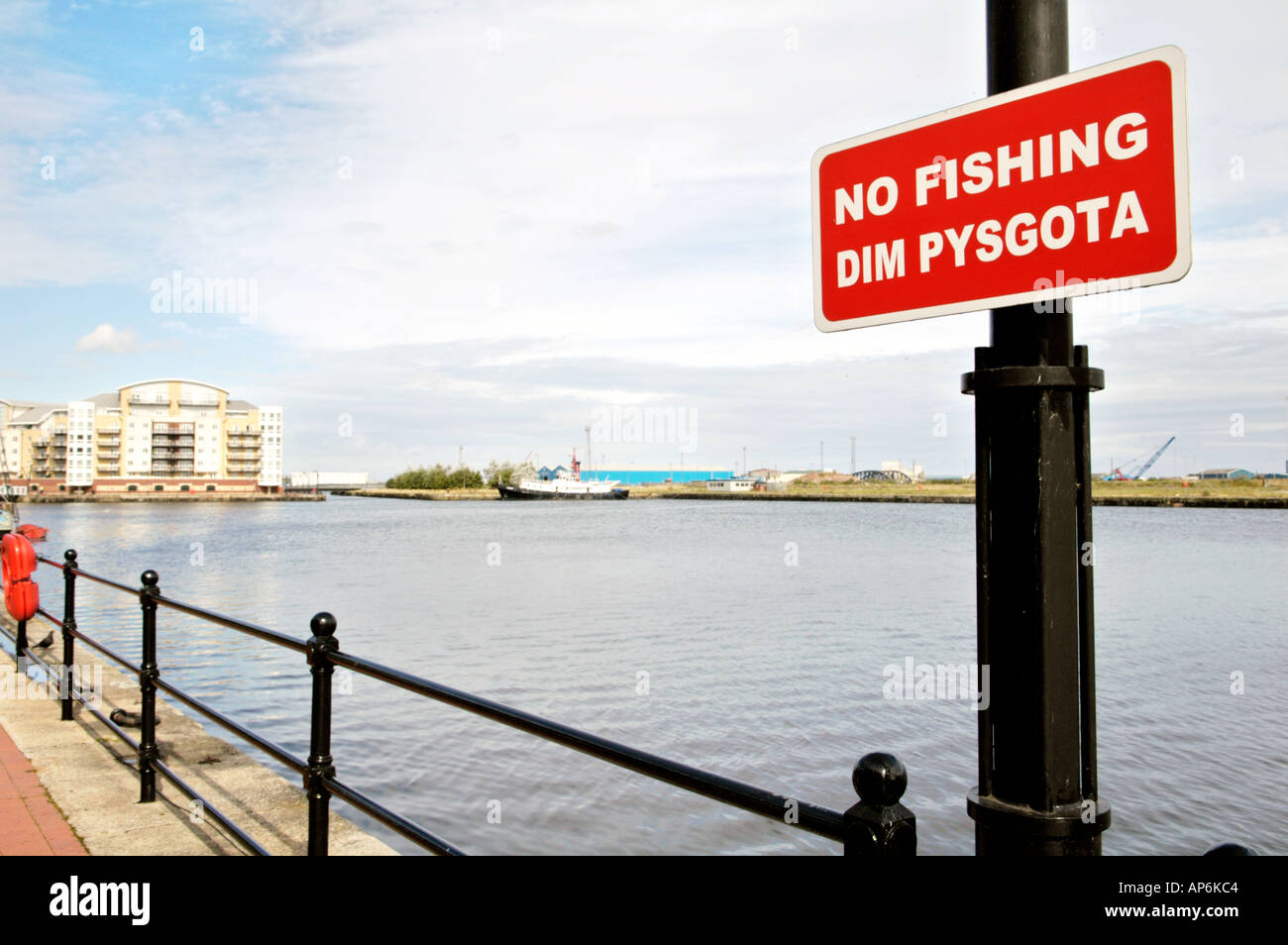 Bilingual welsh english tourism signs High Resolution Stock Photography ...