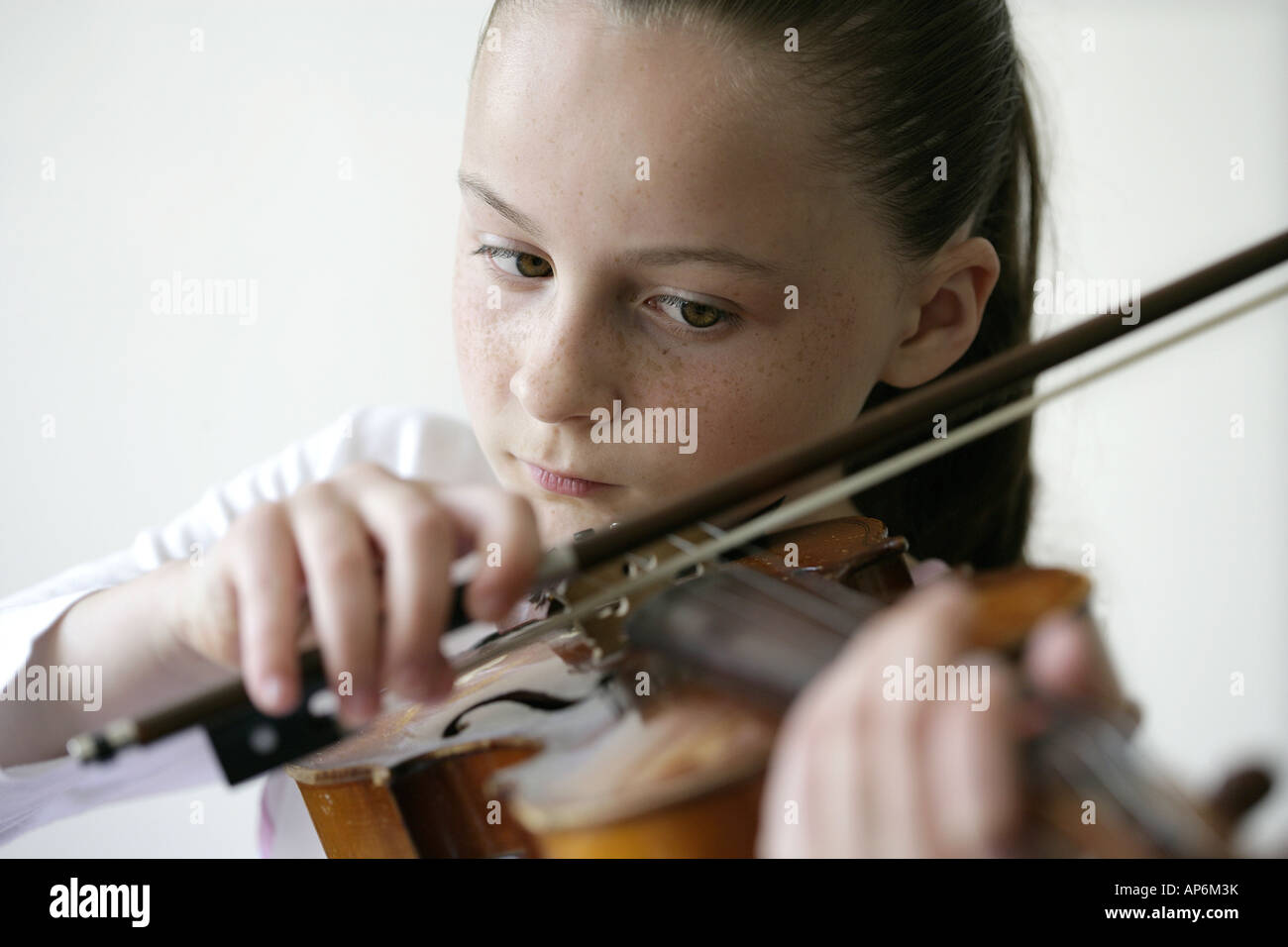 Child playing violin Stock Photo - Alamy