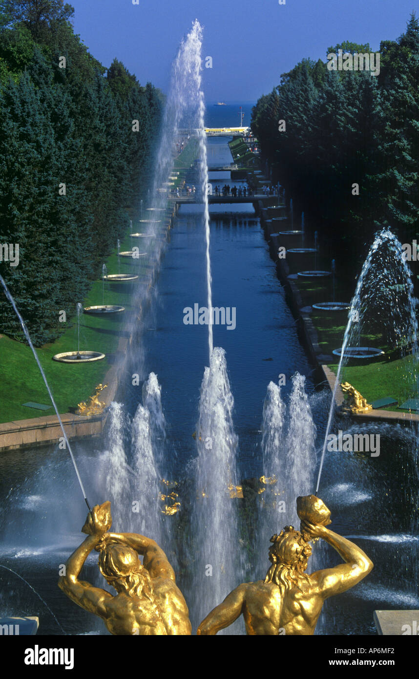 FOUNTAIN IN PETERHOF GARDENS ST PETERSBURG RUSSIA Stock Photo - Alamy