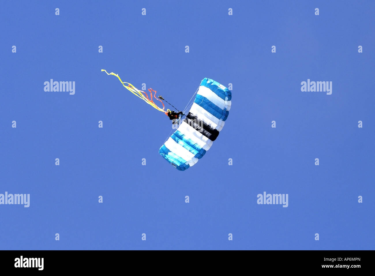 Rectangular parachute hi-res stock photography and images - Alamy