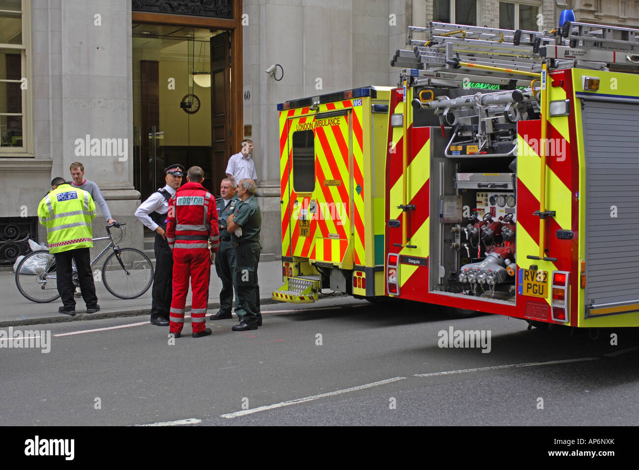 Doctor paramedics police emergency hi-res stock photography and images ...