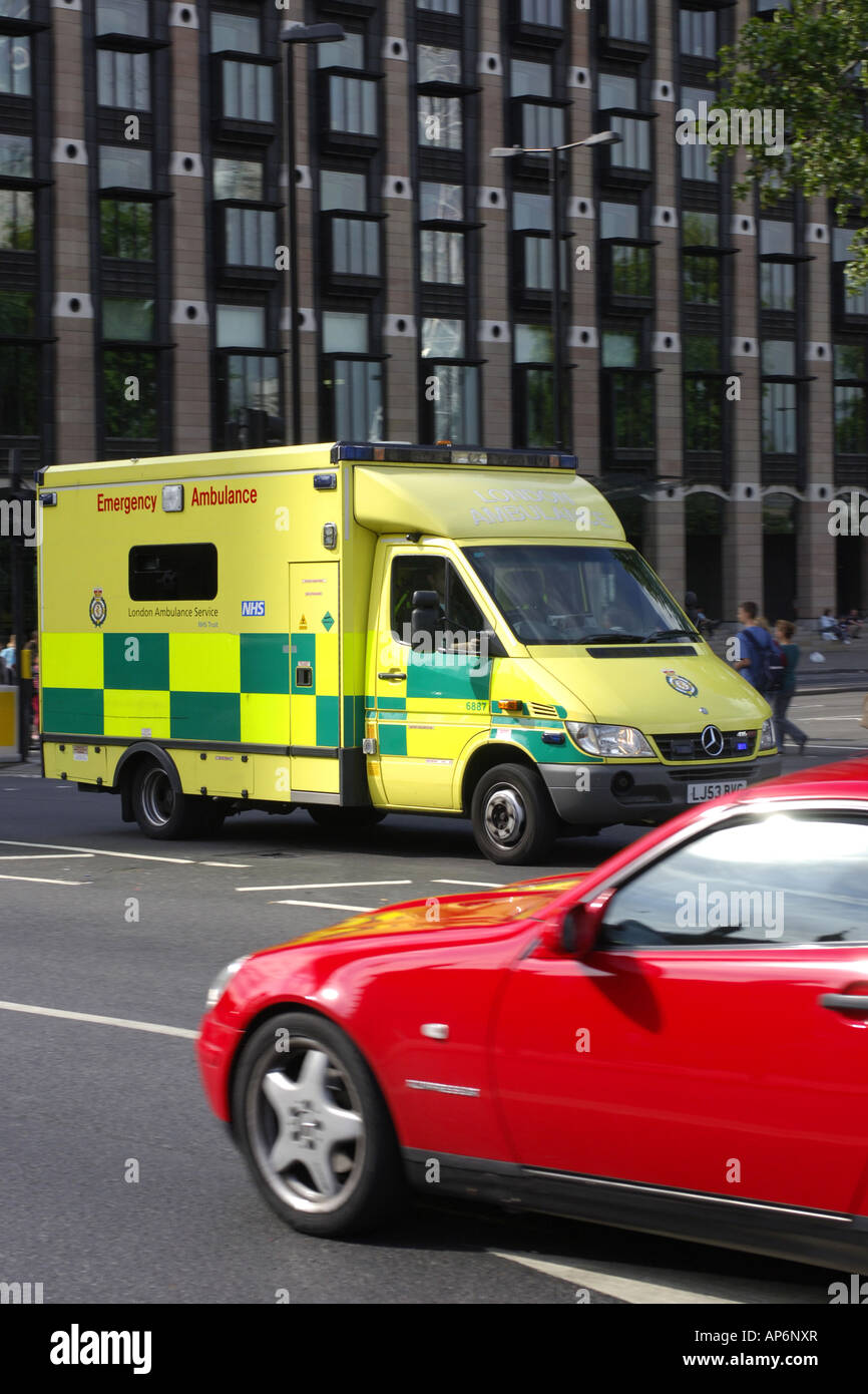 London ambulance rapid response vehicles hi-res stock photography and ...