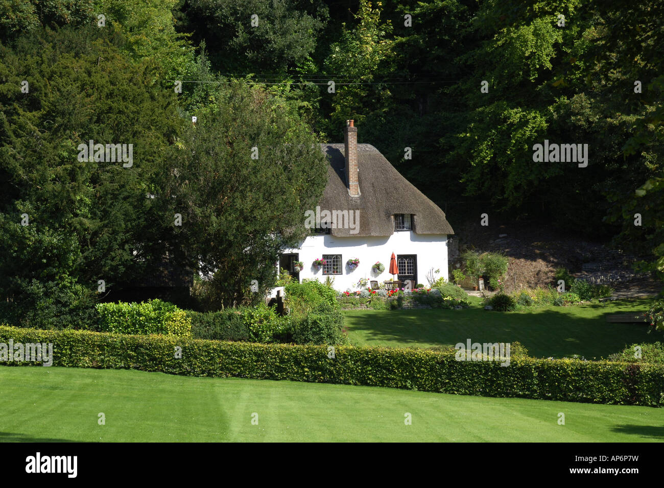 The picturesque thatched roof cottage in Milton Abbas Dorset Built in ...