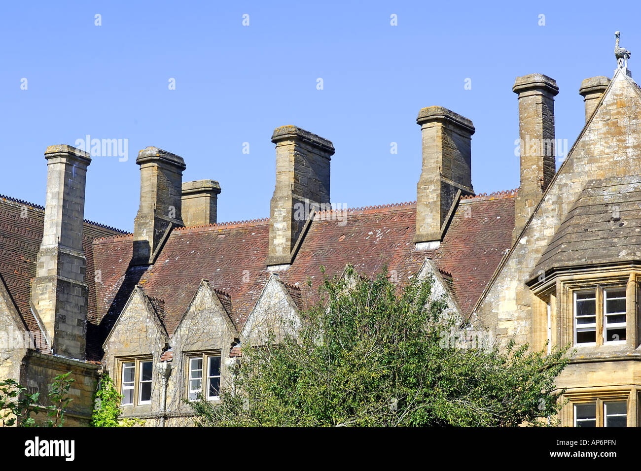 Chimneys english country manor hi-res stock photography and images - Alamy