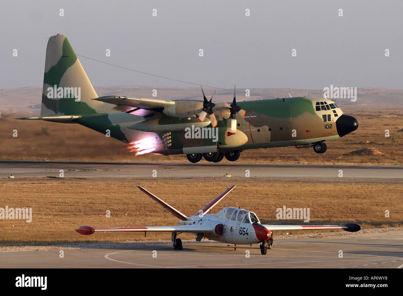 Take off takeoff runway run way hi-res stock photography and images - Alamy