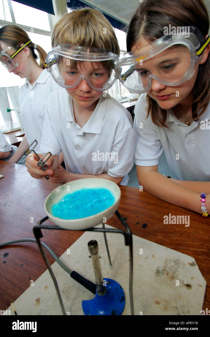 Pupils science class experimenting hi-res stock photography and images ...