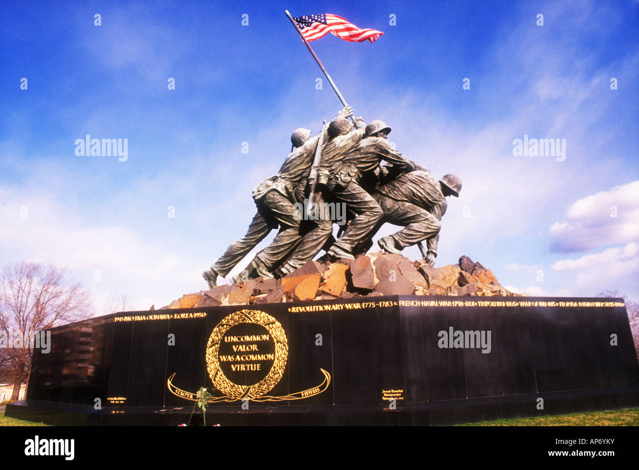Iwo jima flag raising statue commemorating fallen Marines in that ...