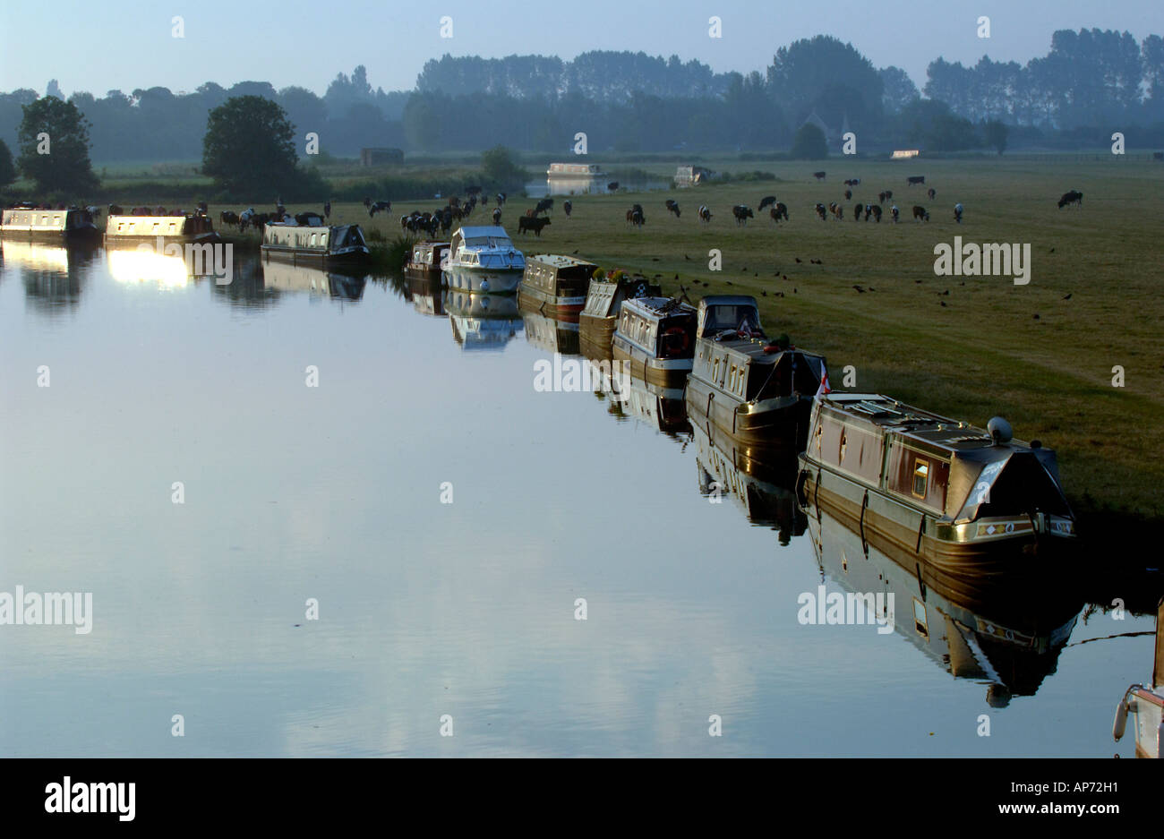 Dawn light view of River Thames downstream from Halfpenny Bridge ...