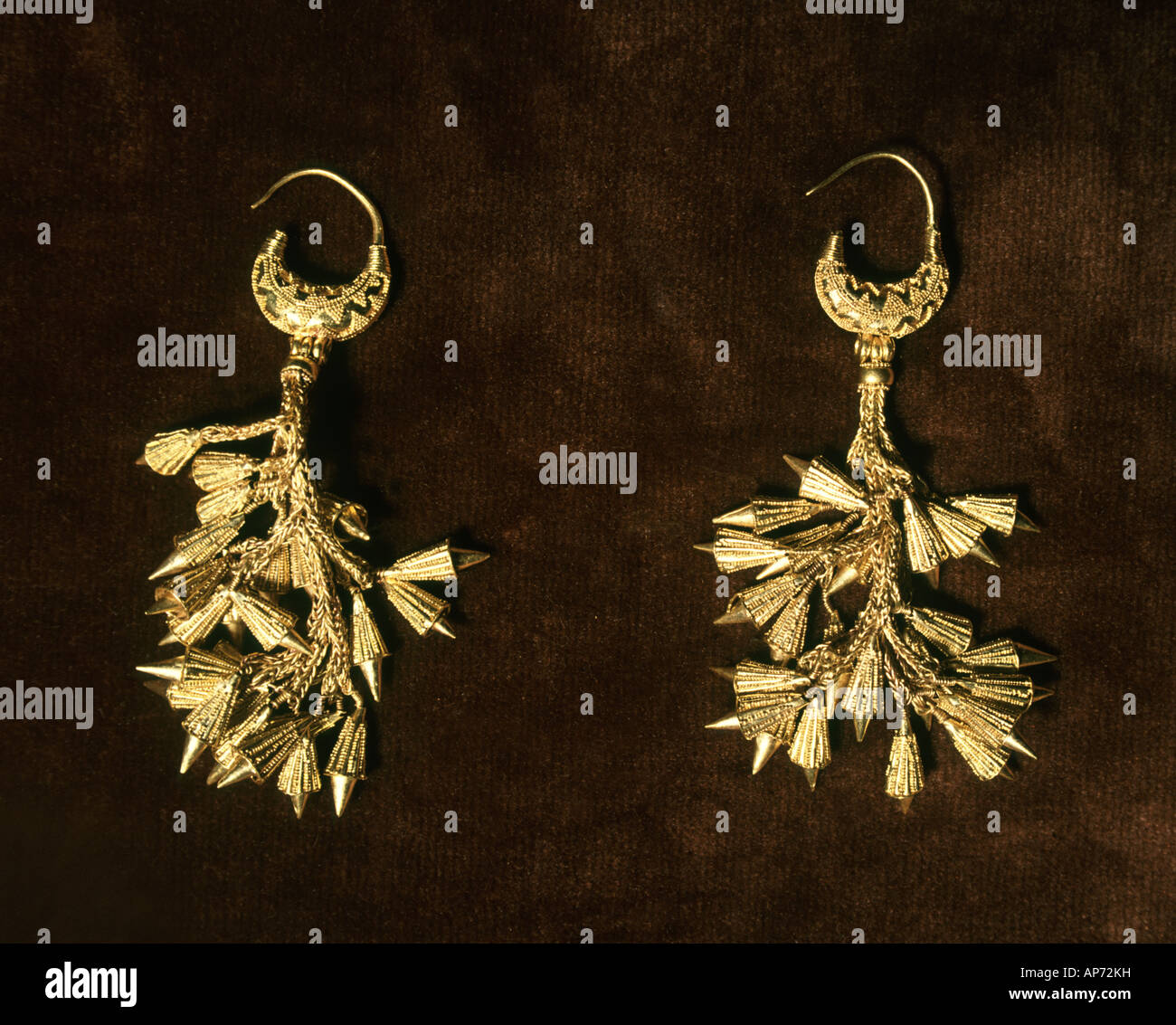 Assyrian jewelry hi-res stock photography and images - Alamy