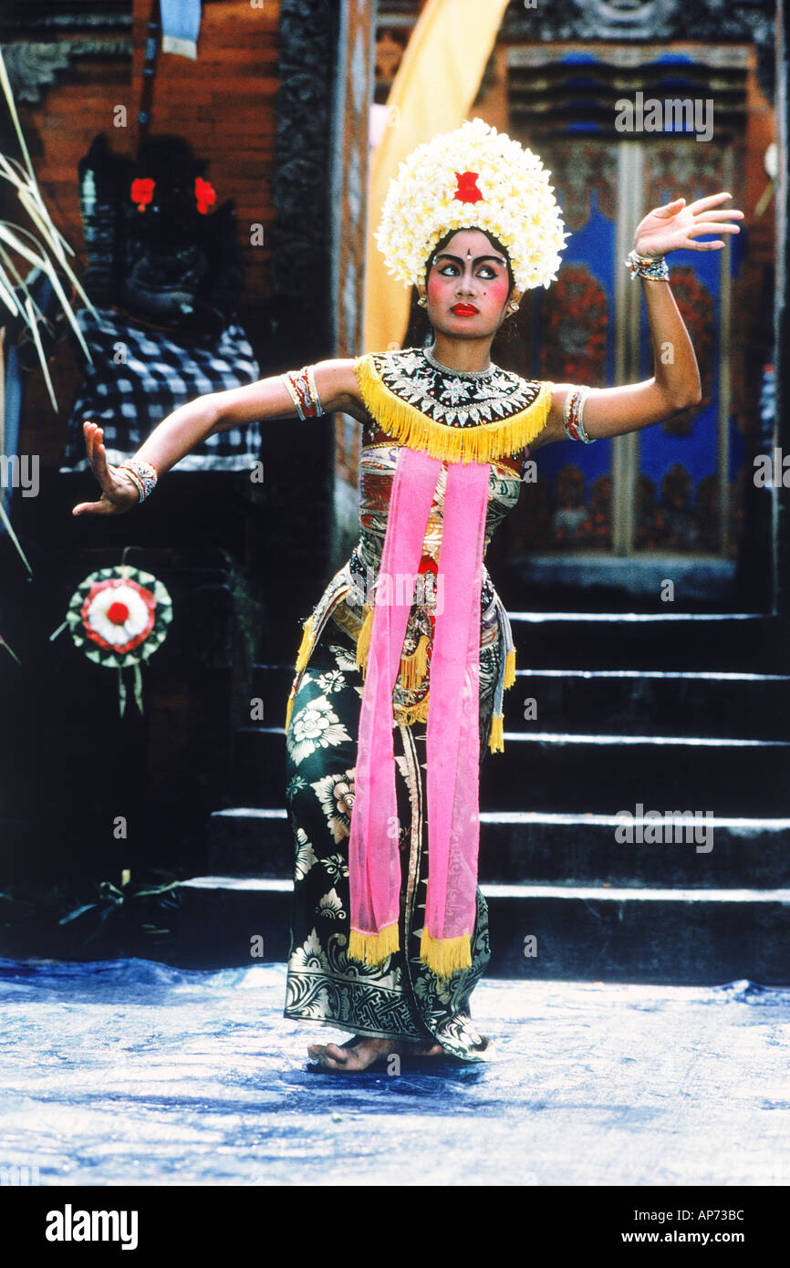 Indonesian woman in traditional dance costume and pose Stock Photo - Alamy