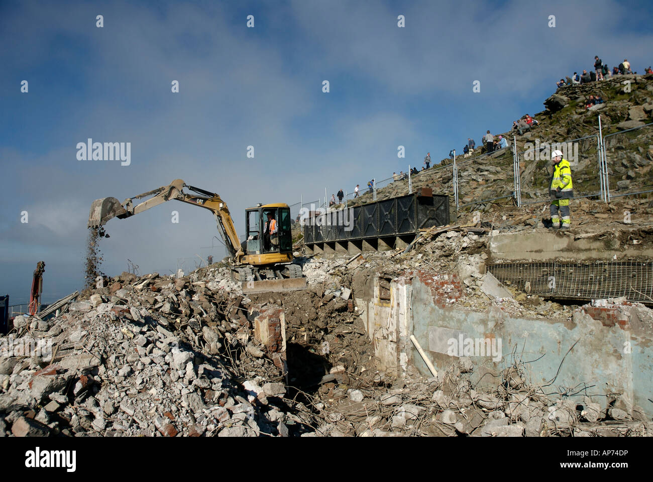 Demolition of 1936 Summit Building Snowdon Stock Photo - Alamy