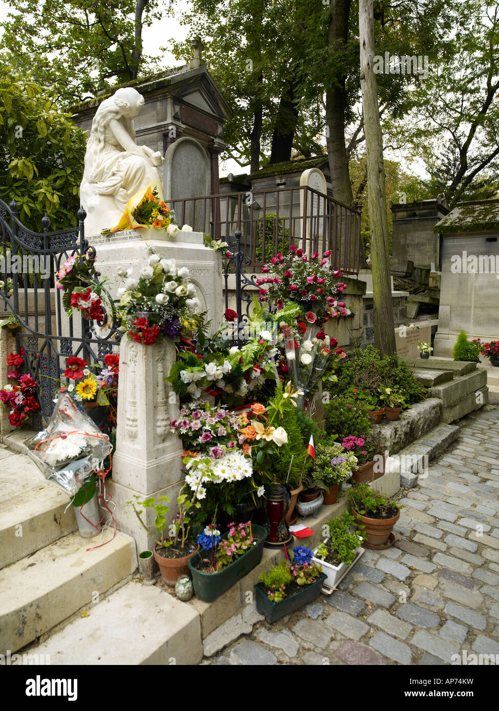Chopin tomb hi-res stock photography and images - Alamy