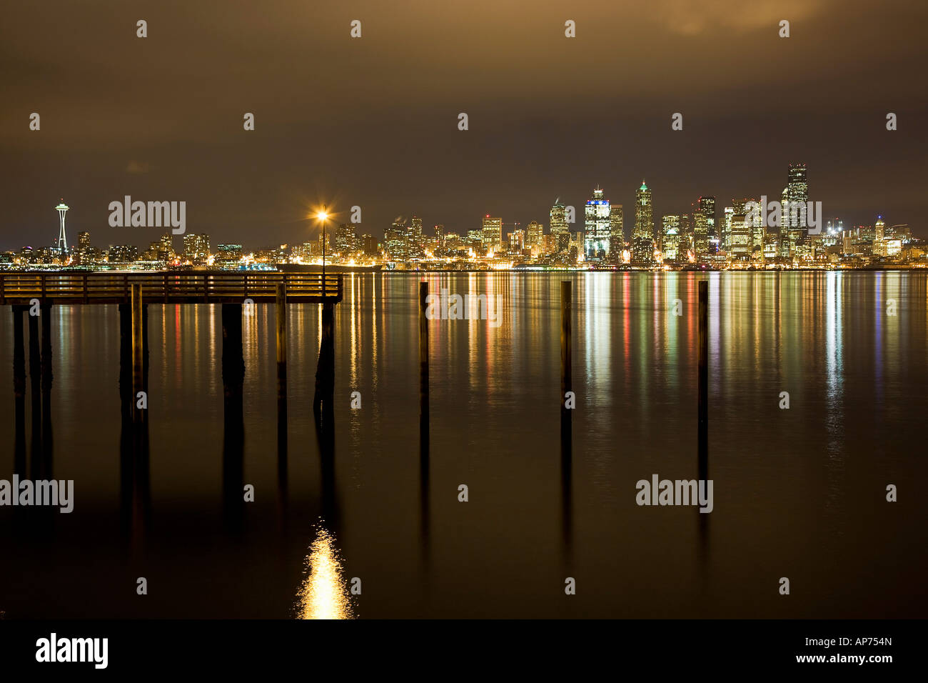 Seattle cityscape night washington hi-res stock photography and images ...
