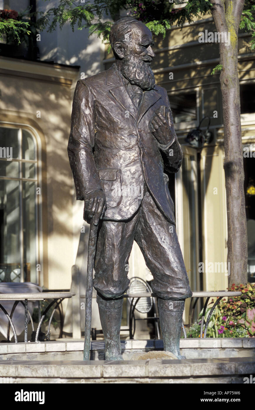Statue of George Bernard Shaw in Niagara On The Lake Stock Photo - Alamy