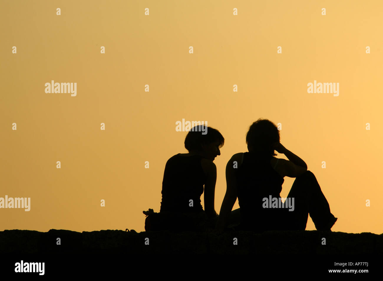 Two woman talking silhouette hi-res stock photography and images - Alamy