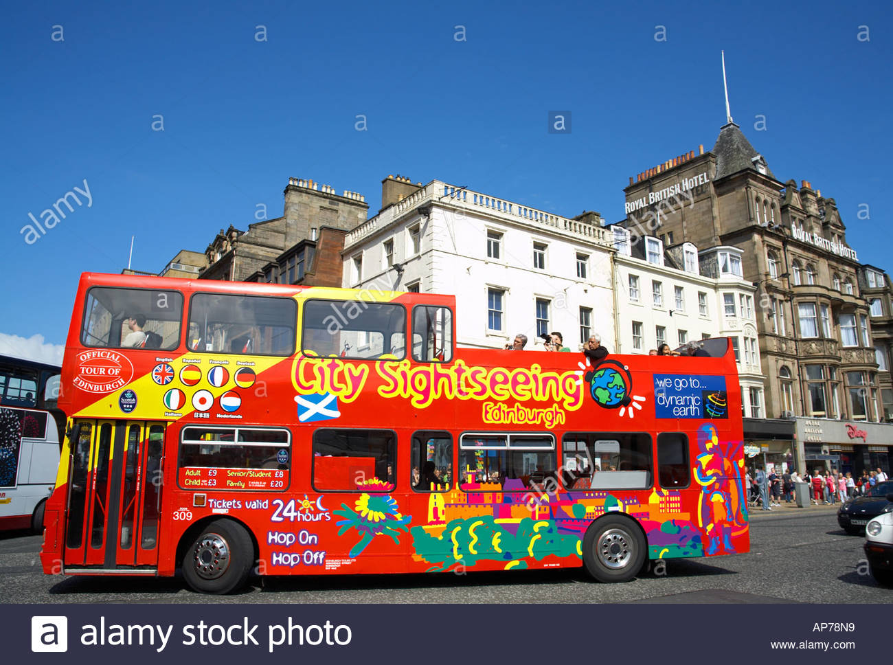 Tour bus princes street edinburgh hi-res stock photography and images ...