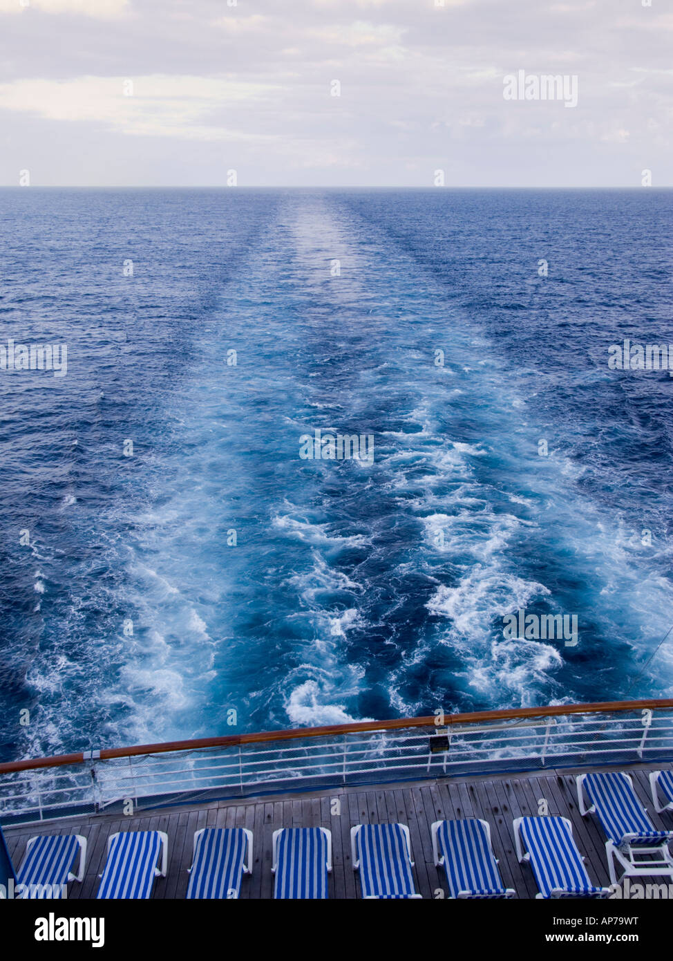 Cruise ship wake Stock Photo - Alamy