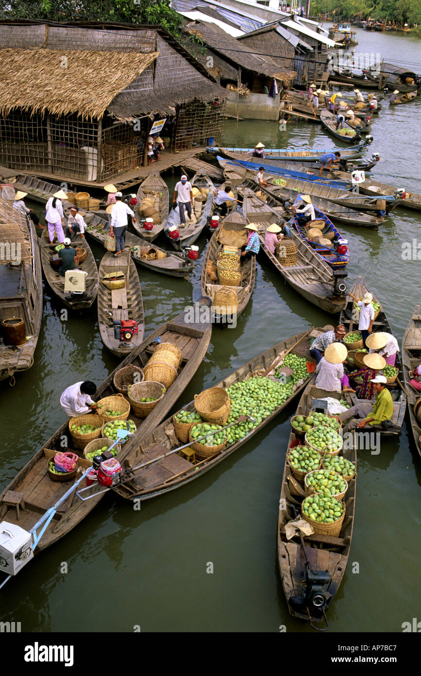 Vietnam Mekong river delta floating market boats people Stock Photo - Alamy