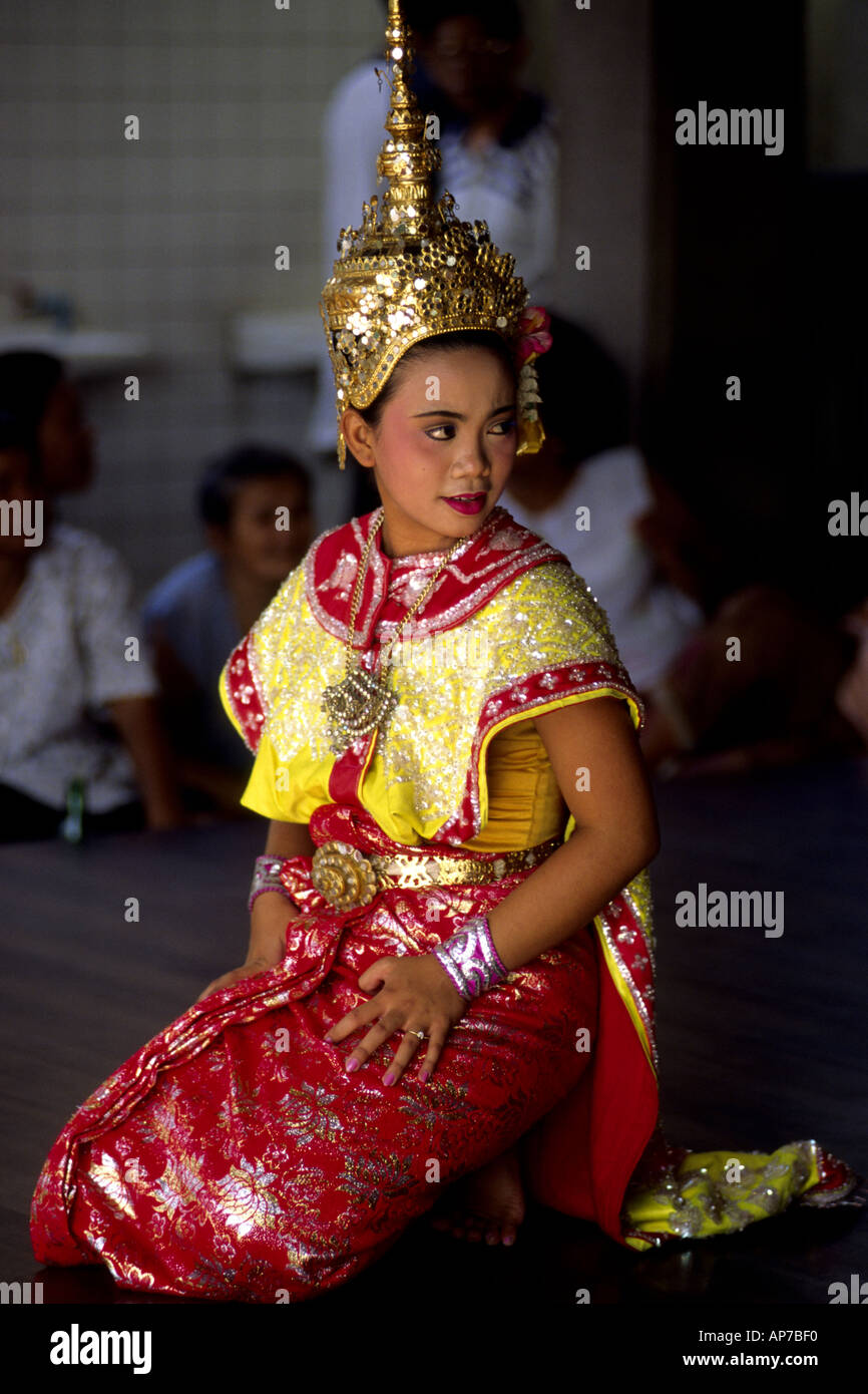 Thailand Bangkok Lak Muang Shrine temple dancer Stock Photo - Alamy