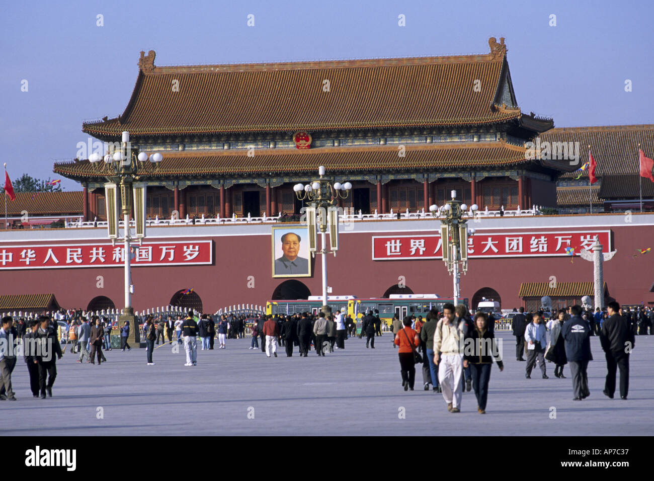 Crowd on tiananmen square hi-res stock photography and images - Alamy