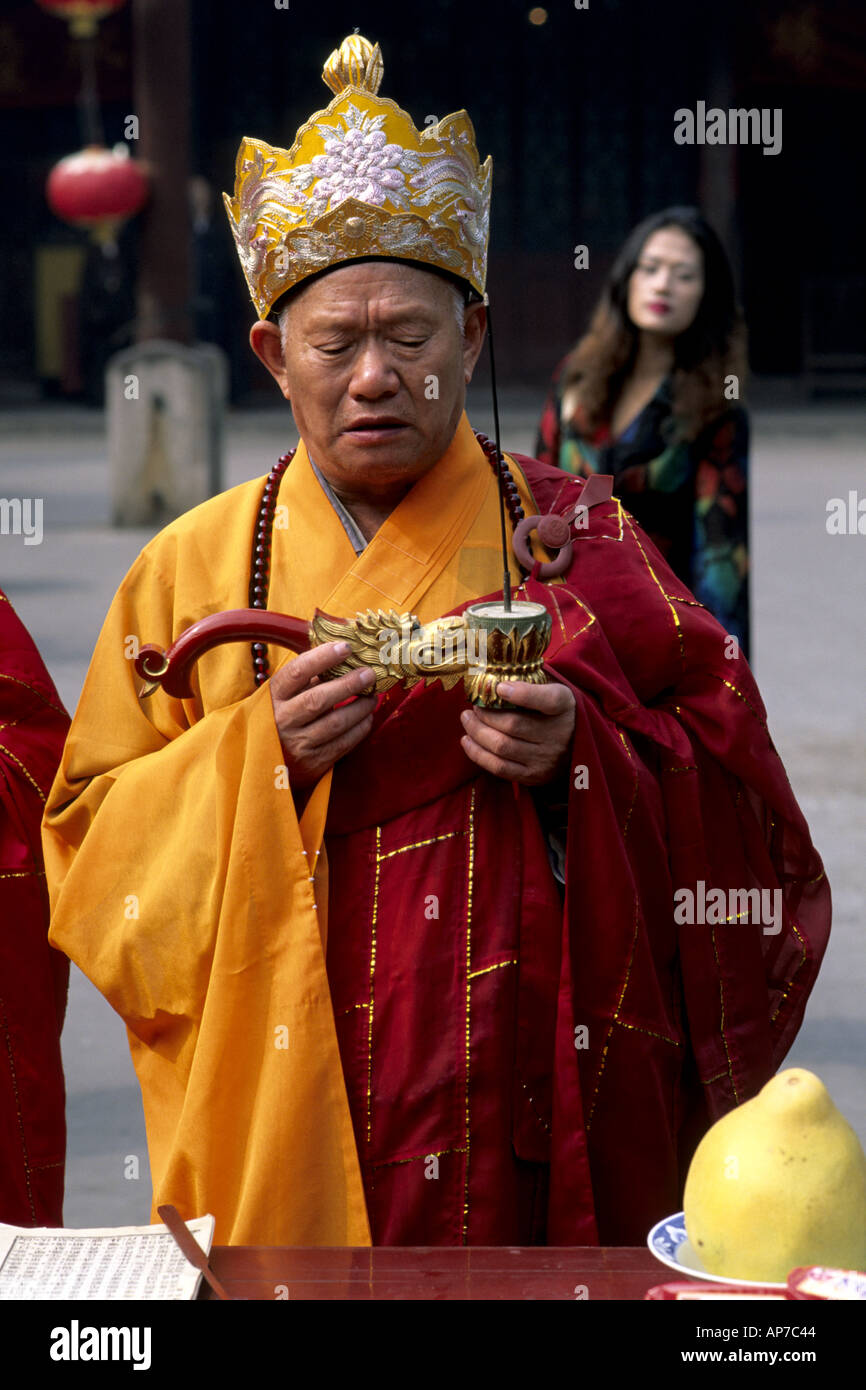 China Shanghai Longhua Buddhist Temple priest Stock Photo - Alamy