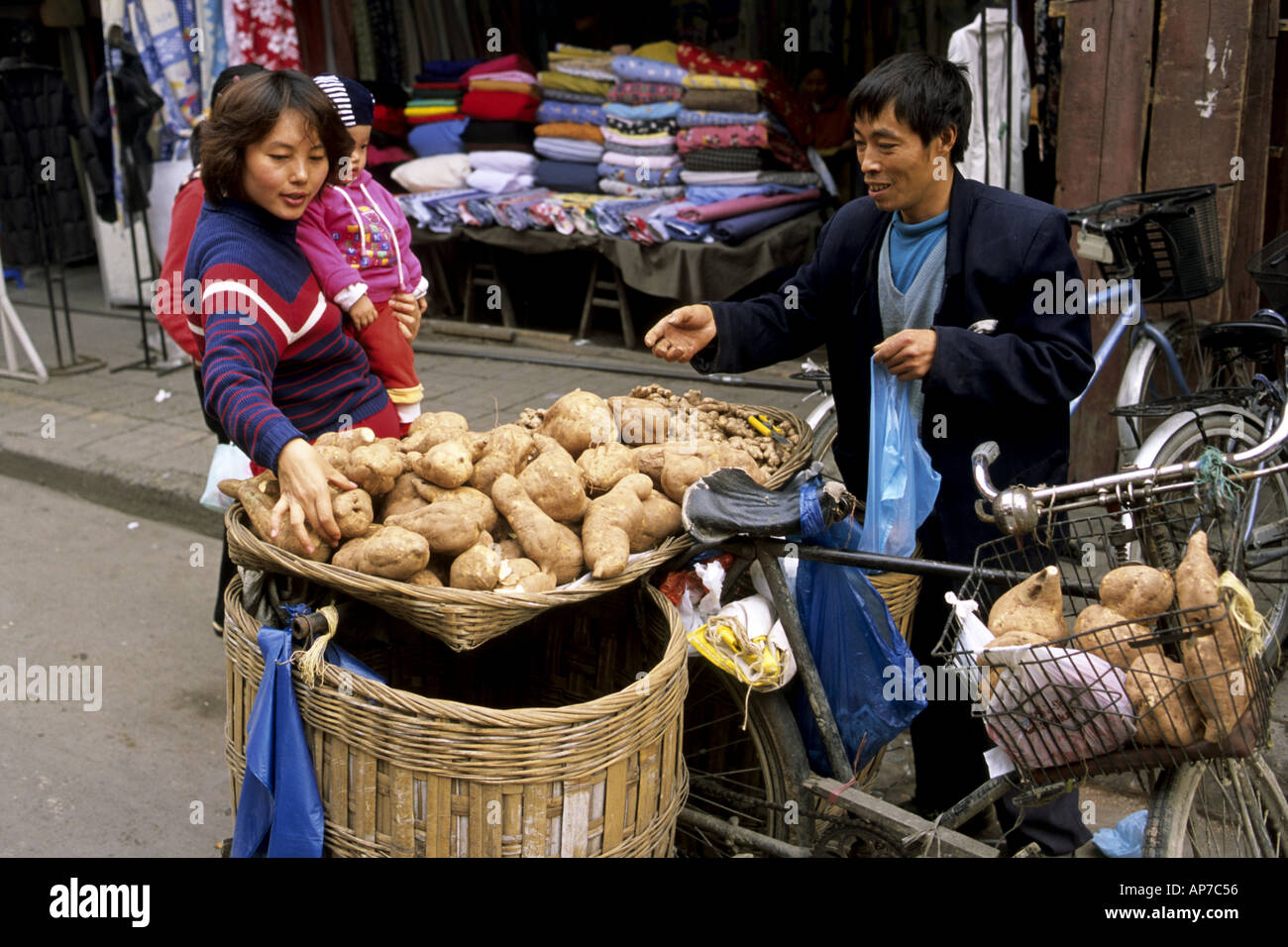 Chengdu market hi-res stock photography and images - Alamy