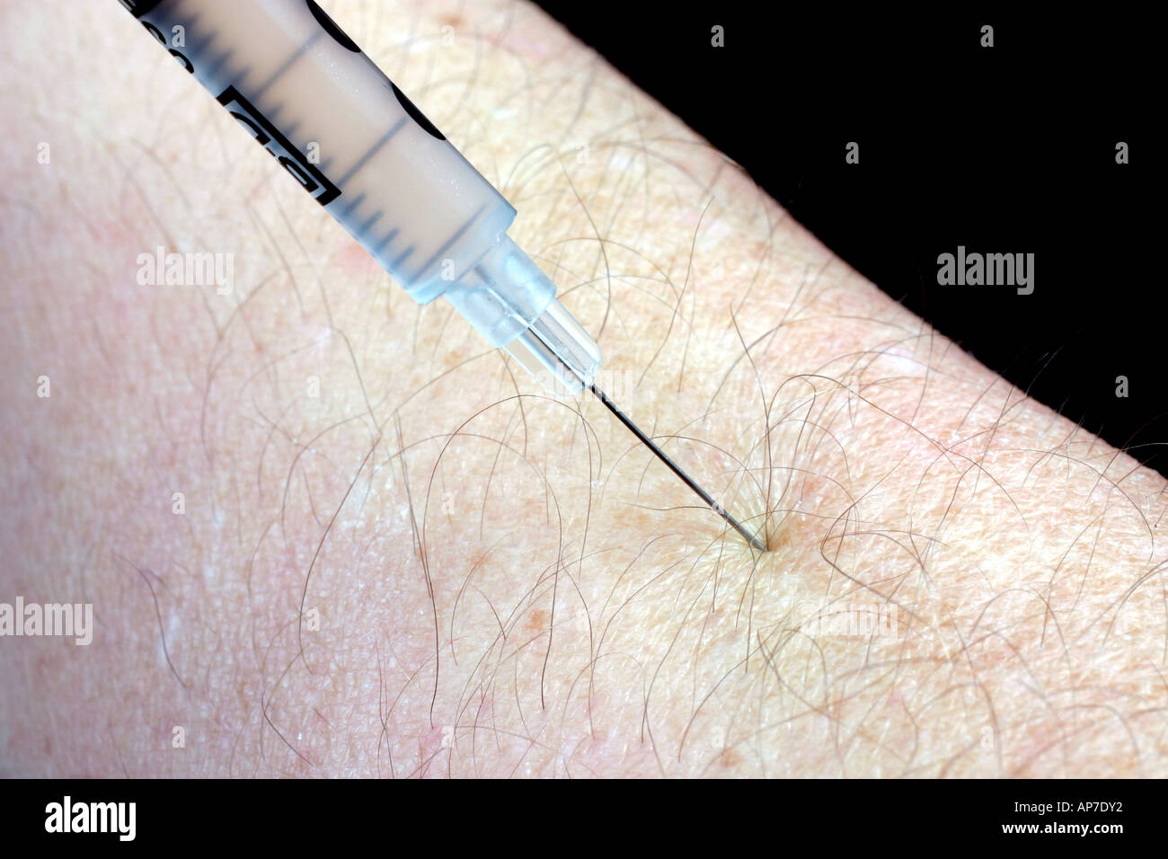 Injecting arm hypodermic hi-res stock photography and images - Alamy
