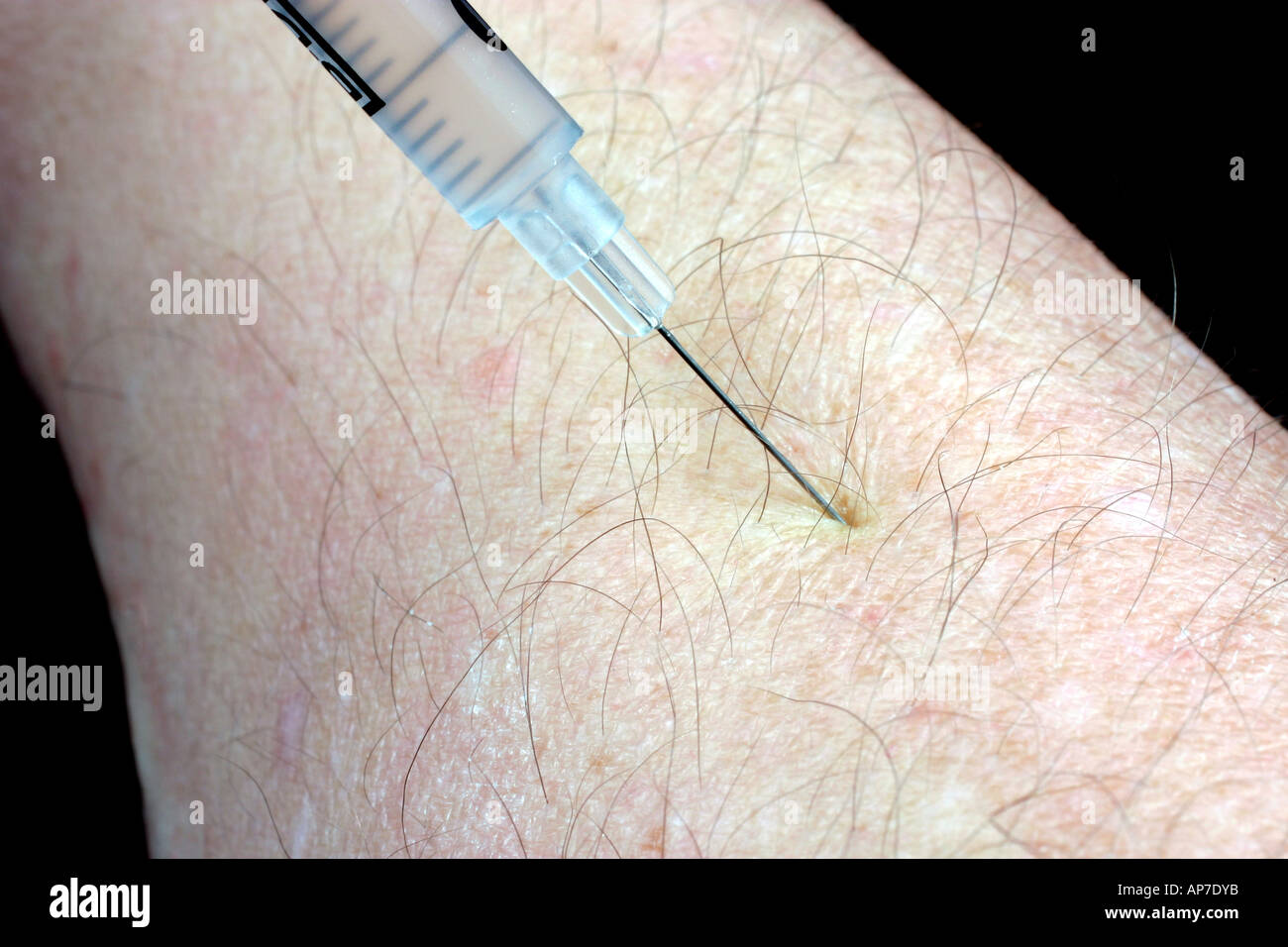 Injecting arm hypodermic hi-res stock photography and images - Alamy